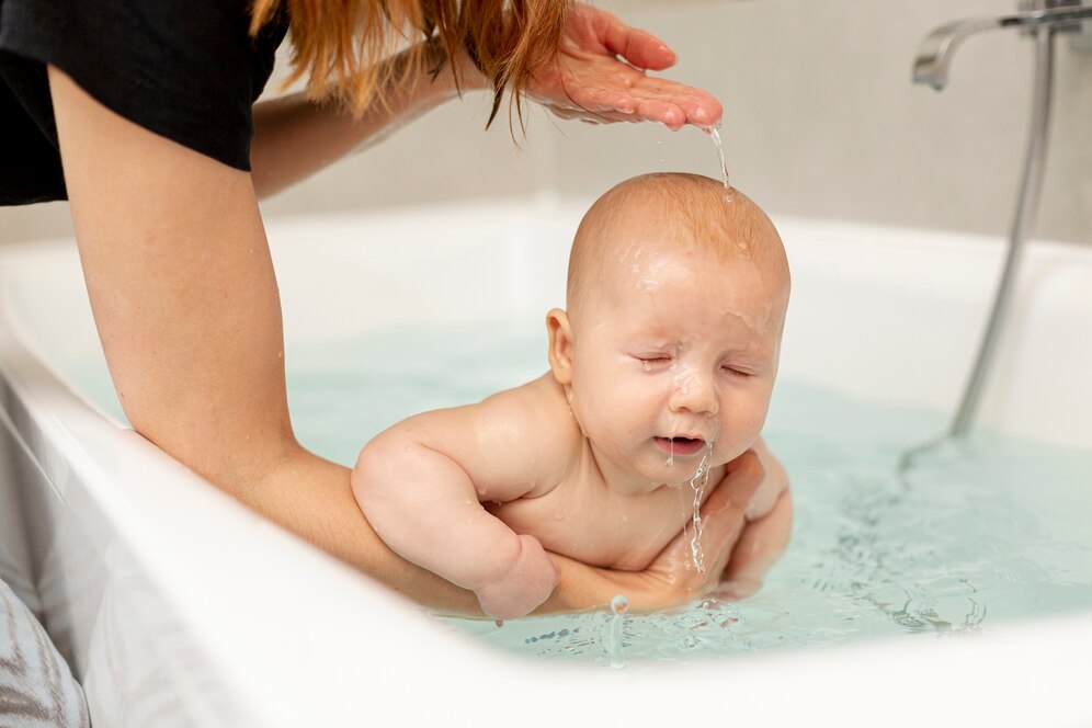 Como deve ser o primeiro banho do bebê: Dicas essenciais para um ...